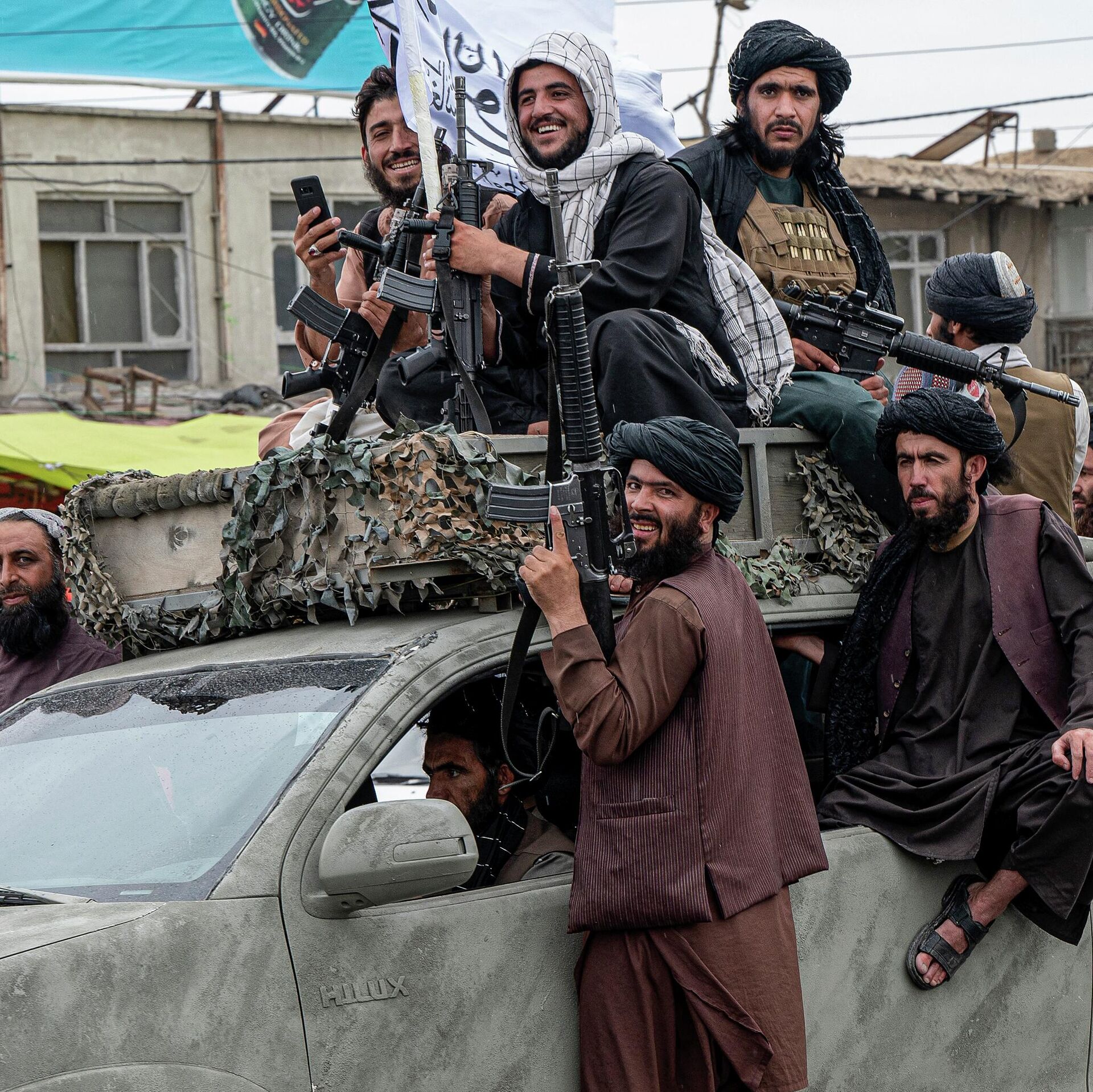 Taliban, Afganistan'ı ele geçirdikten sonraki ilk halka açık infazı ...