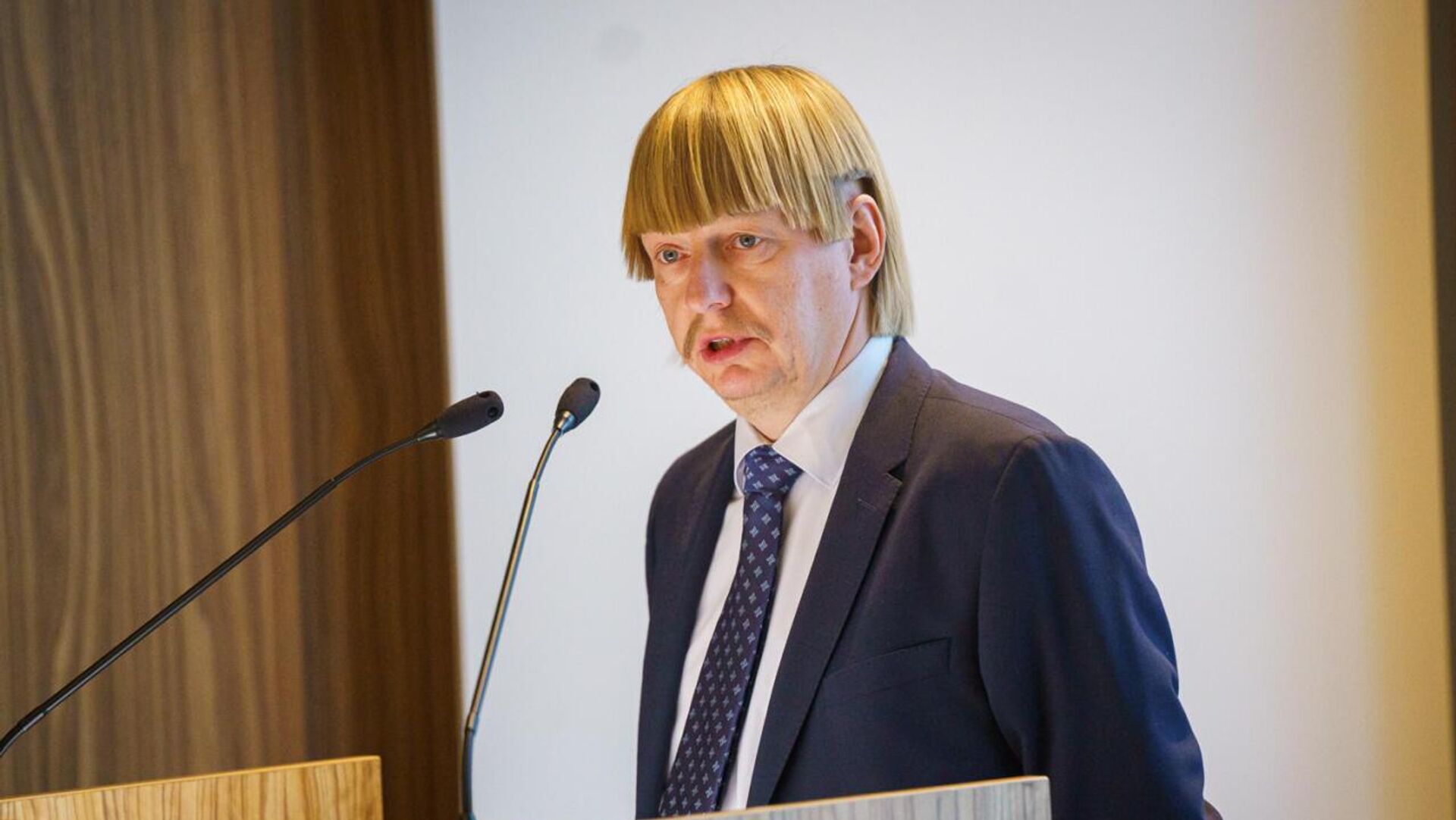 Estonya'dan Johnson ve Trump'ın saçlarını unutturacak figür: Rain Epler ...