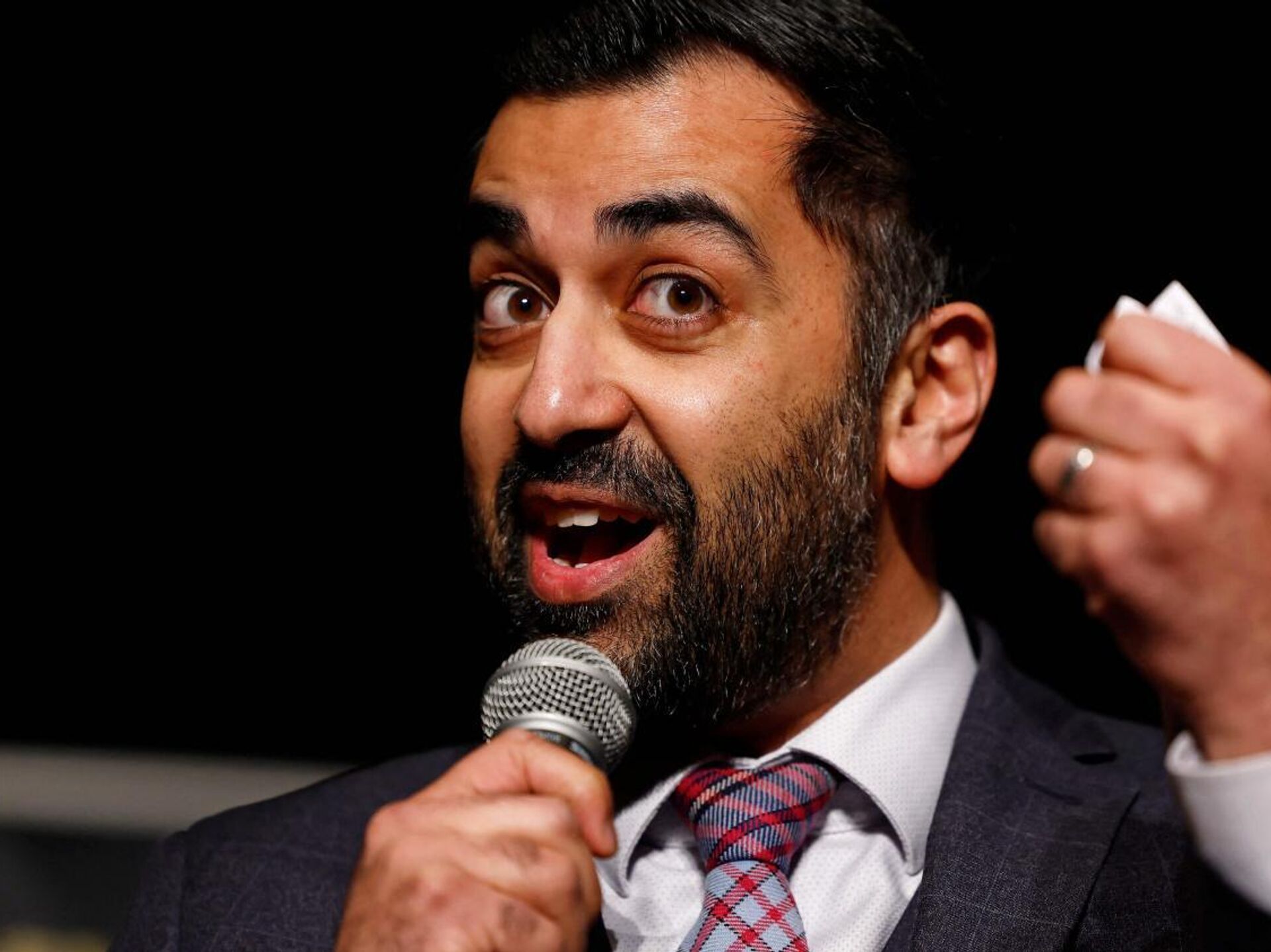 İskoçya'nın yeni başbakanı Yusuf resmi konuttaki ilk gününden fotoğraf ...