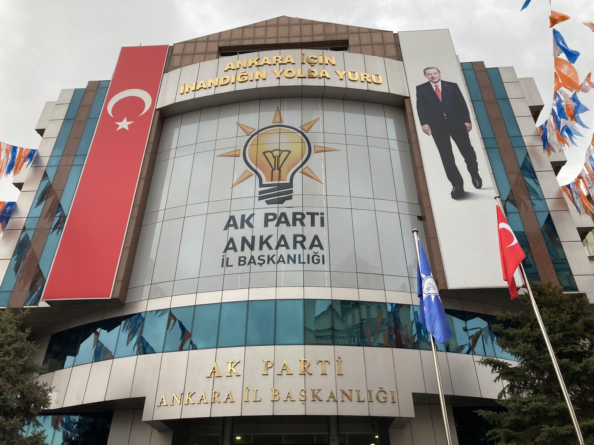AK Parti Ankara İl Başkanlığı'na taşlı ve sopalı saldırı - 05.05.2023, Sputnik Türkiye